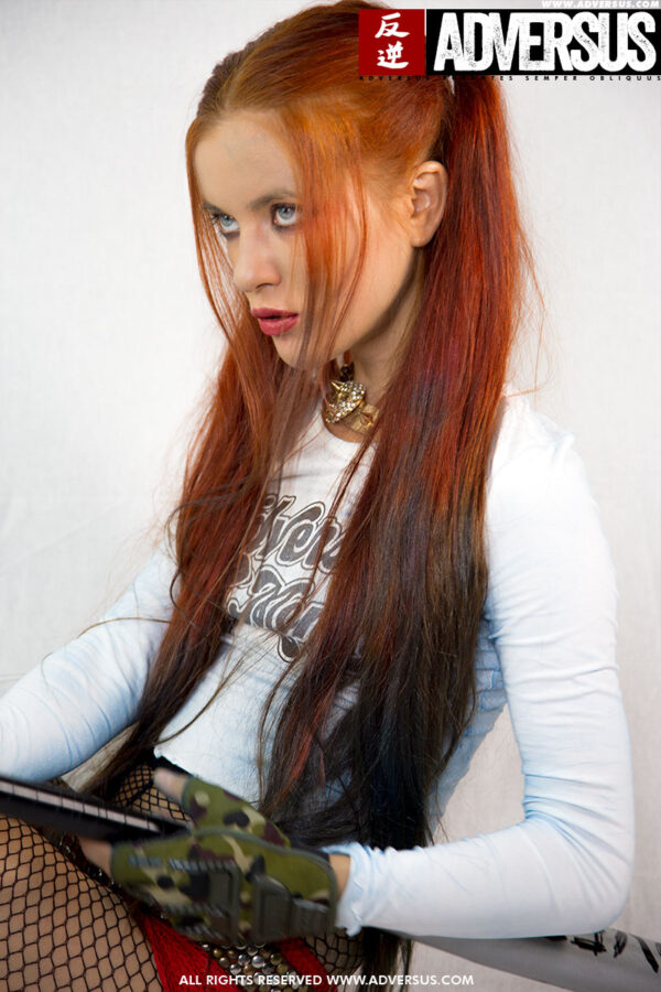 Katrina Dubrovskaya. Power model met vlammend rood haar en felblauwe ...